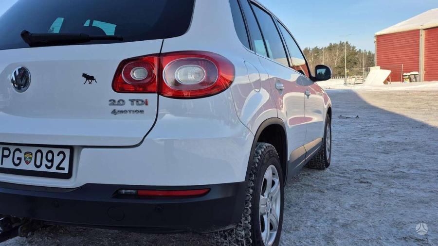 White Volkswagen Tiguan 2009 in Utena, with an engine capacity of 1.97 L and mileage of 289 thousand km for 5650 €, photo 18 on AUTOMOTO.COM.LV