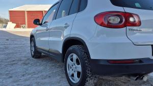 White Volkswagen Tiguan 2009 in Utena, with an engine capacity of 1.97 L and mileage of 289 thousand km for 5650 €, photo 19 on AUTOMOTO.COM.LV