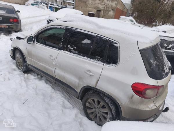White Volkswagen Tiguan 2009 in Kaunas, with an engine capacity of 2.00 L and mileage of 283 thousand km for 2750 €, photo 3 on AUTOMOTO.COM.LV