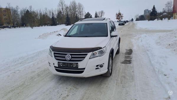 White Volkswagen Tiguan 2009 in Kedainiai, with an engine capacity of 1.98 L and mileage of 289 thousand km for 5800 €, photo 2 on AUTOMOTO.COM.LV
