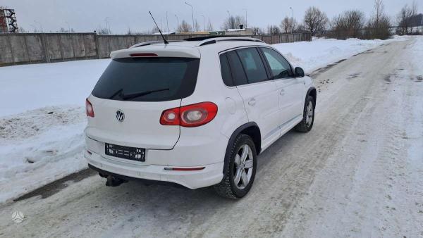 White Volkswagen Tiguan 2009 in Kedainiai, with an engine capacity of 1.98 L and mileage of 289 thousand km for 5800 €, photo 8 on AUTOMOTO.COM.LV