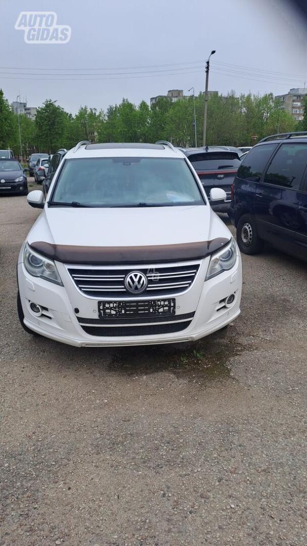 White Volkswagen Tiguan 2009 in Vilnius, with an engine capacity of 2.00 L and mileage of 235 thousand km for 4999 €, photo 1 on AUTOMOTO.COM.LV