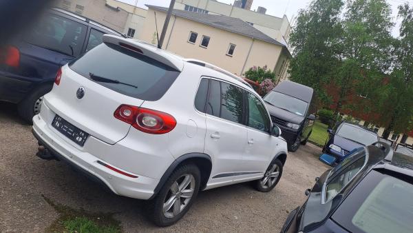 White Volkswagen Tiguan 2009 in Vilnius, with an engine capacity of 2.00 L and mileage of 235 thousand km for 4999 €, photo 5 on AUTOMOTO.COM.LV