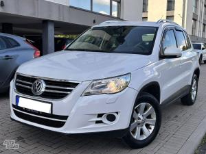 White Volkswagen Tiguan 2009 in Kaunas, with an engine capacity of 2.00 L and mileage of 300 thousand km for 3200 €, photo  on AUTOMOTO.COM.LV