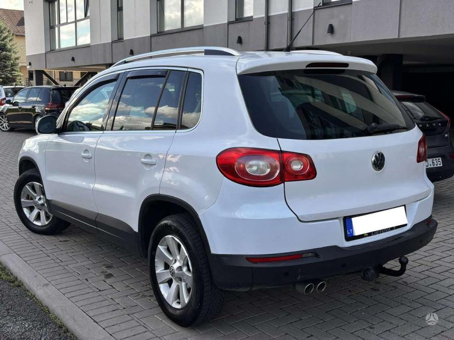 White Volkswagen Tiguan 2009 in Kaunas, with an engine capacity of 1.97 L and mileage of 300 thousand km for 3200 €, photo 4 on AUTOMOTO.COM.LV