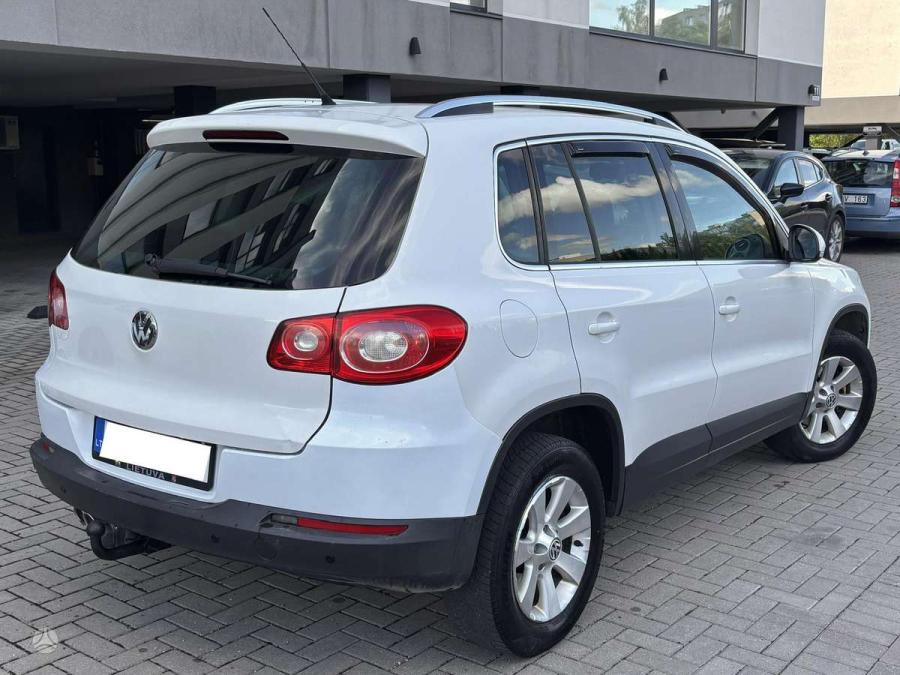 White Volkswagen Tiguan 2009 in Kaunas, with an engine capacity of 1.97 L and mileage of 300 thousand km for 3200 €, photo 5 on AUTOMOTO.COM.LV