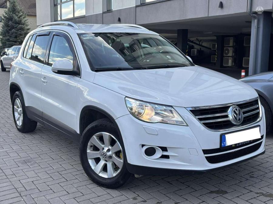 White Volkswagen Tiguan 2009 in Kaunas, with an engine capacity of 1.97 L and mileage of 300 thousand km for 3200 €, photo 7 on AUTOMOTO.COM.LV