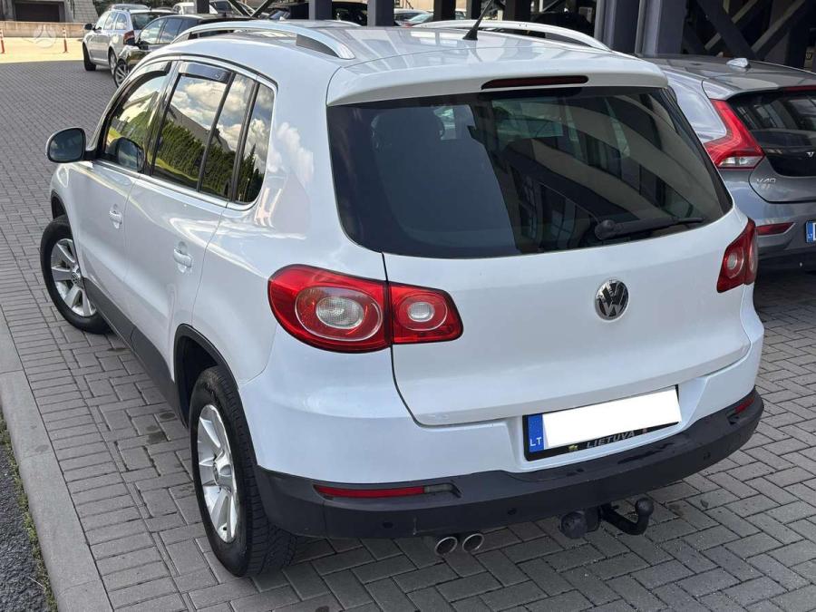 White Volkswagen Tiguan 2009 in Kaunas, with an engine capacity of 1.97 L and mileage of 300 thousand km for 3200 €, photo 8 on AUTOMOTO.COM.LV