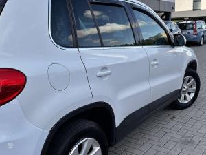 White Volkswagen Tiguan 2009 in Kaunas, with an engine capacity of 1.97 L and mileage of 300 thousand km for 3200 €, photo 10 on AUTOMOTO.COM.LV