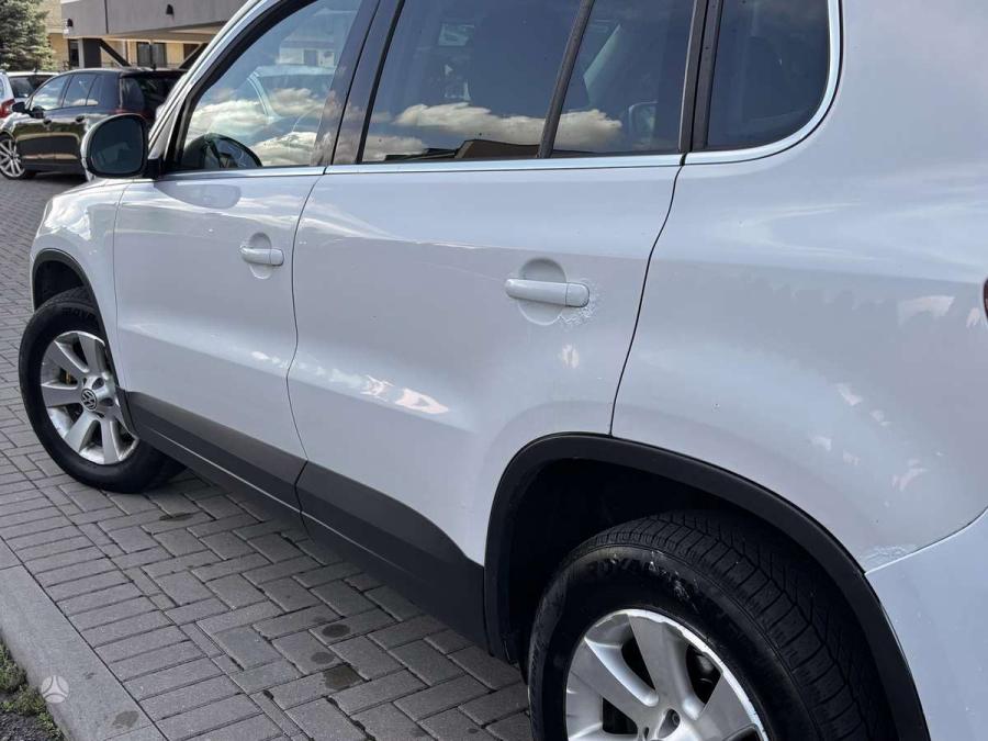 White Volkswagen Tiguan 2009 in Kaunas, with an engine capacity of 1.97 L and mileage of 300 thousand km for 3200 €, photo 11 on AUTOMOTO.COM.LV
