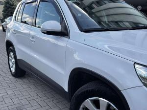 White Volkswagen Tiguan 2009 in Kaunas, with an engine capacity of 1.97 L and mileage of 300 thousand km for 3200 €, photo 12 on AUTOMOTO.COM.LV