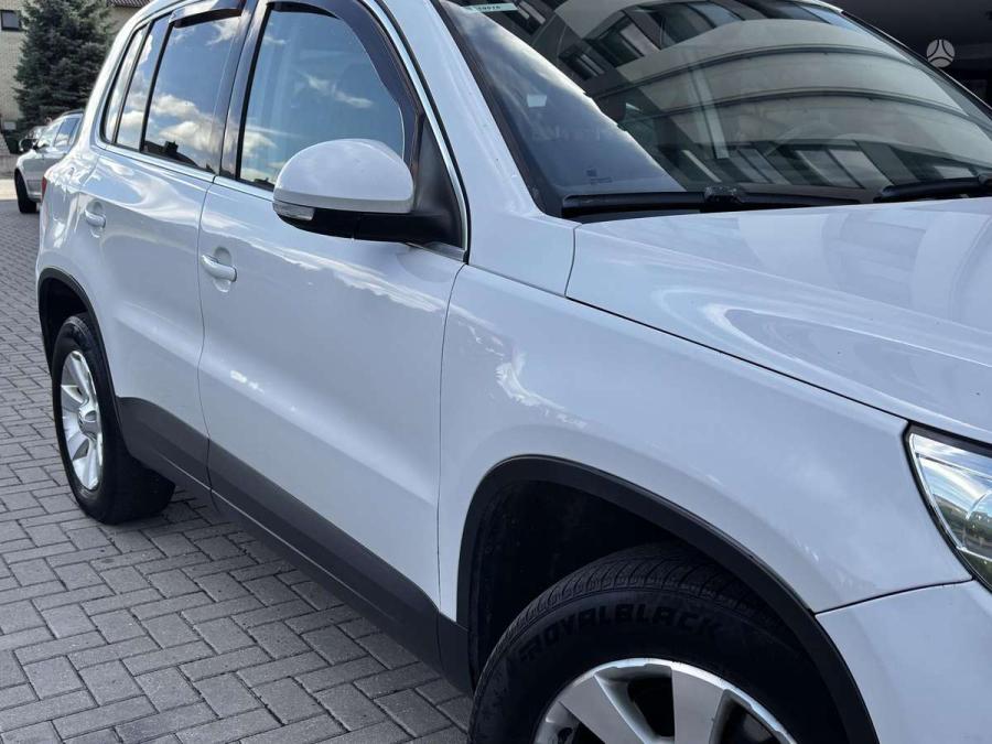 White Volkswagen Tiguan 2009 in Kaunas, with an engine capacity of 1.97 L and mileage of 300 thousand km for 3200 €, photo 12 on AUTOMOTO.COM.LV