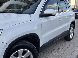 White Volkswagen Tiguan 2009 in Kaunas, with an engine capacity of 1.97 L and mileage of 300 thousand km for 3200 €, photo 13 on AUTOMOTO.COM.LV
