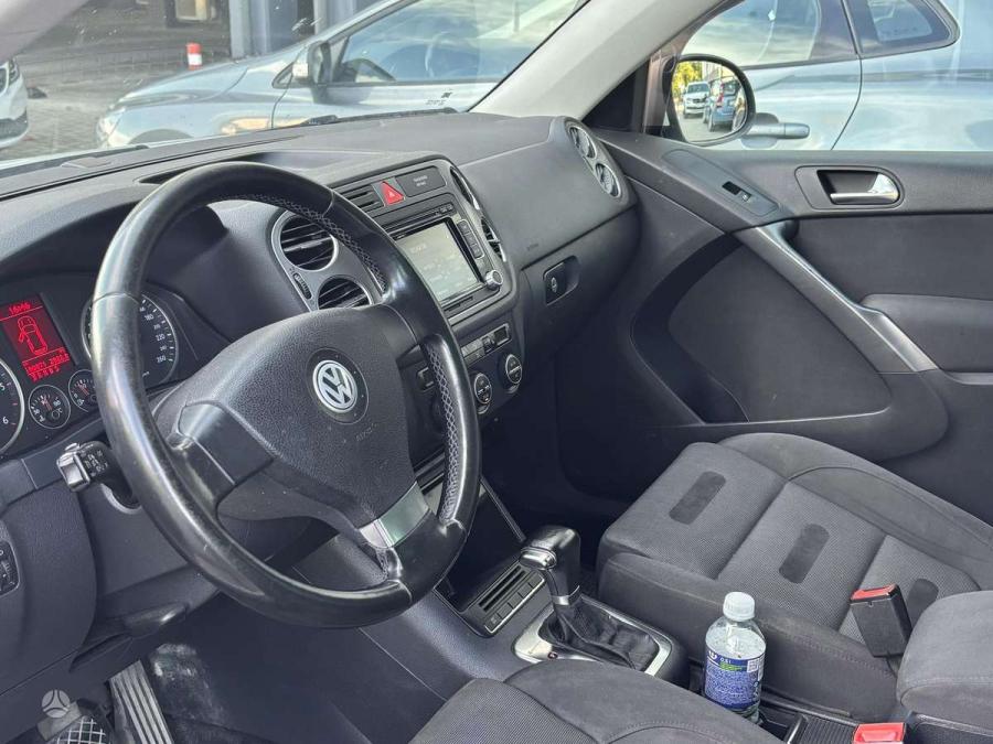 White Volkswagen Tiguan 2009 in Kaunas, with an engine capacity of 1.97 L and mileage of 300 thousand km for 3200 €, photo 15 on AUTOMOTO.COM.LV