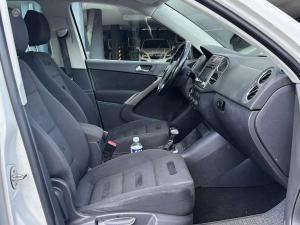 White Volkswagen Tiguan 2009 in Kaunas, with an engine capacity of 1.97 L and mileage of 300 thousand km for 3200 €, photo 16 on AUTOMOTO.COM.LV