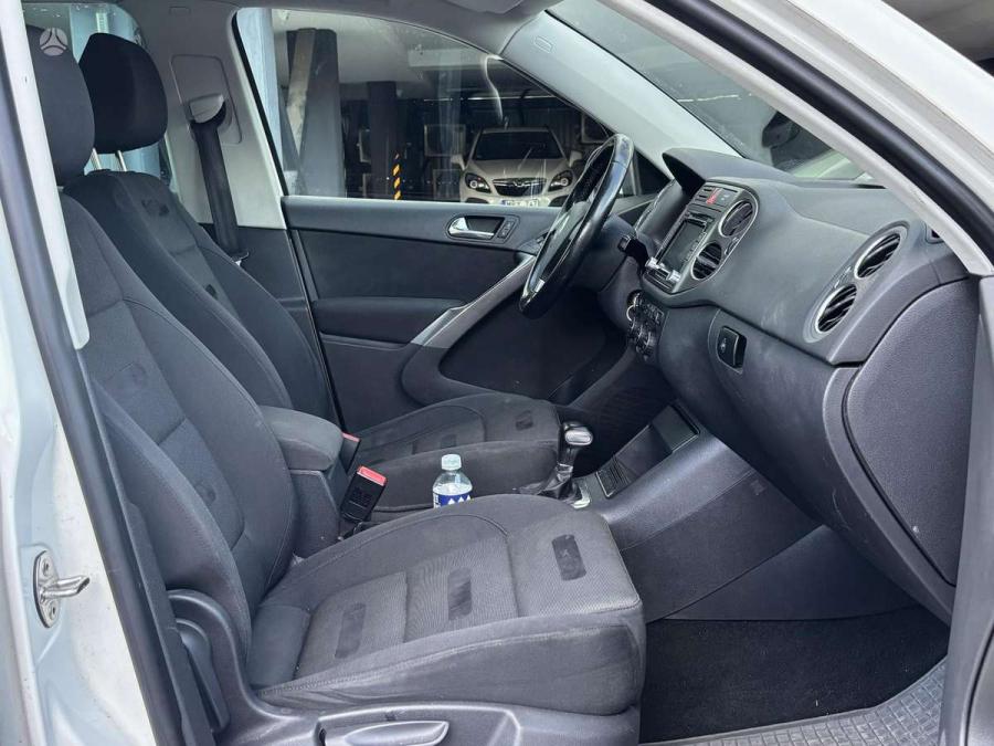 White Volkswagen Tiguan 2009 in Kaunas, with an engine capacity of 1.97 L and mileage of 300 thousand km for 3200 €, photo 16 on AUTOMOTO.COM.LV