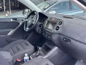 White Volkswagen Tiguan 2009 in Kaunas, with an engine capacity of 1.97 L and mileage of 300 thousand km for 3200 €, photo 17 on AUTOMOTO.COM.LV