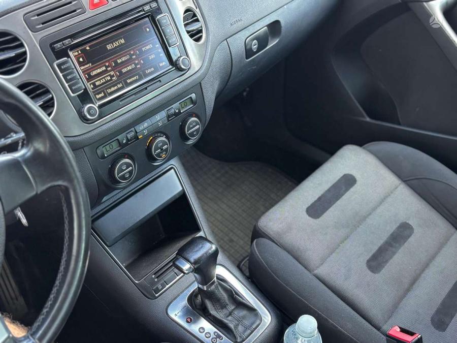 White Volkswagen Tiguan 2009 in Kaunas, with an engine capacity of 1.97 L and mileage of 300 thousand km for 3200 €, photo 18 on AUTOMOTO.COM.LV