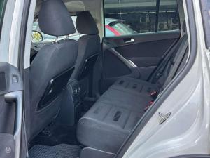 White Volkswagen Tiguan 2009 in Kaunas, with an engine capacity of 1.97 L and mileage of 300 thousand km for 3200 €, photo 21 on AUTOMOTO.COM.LV