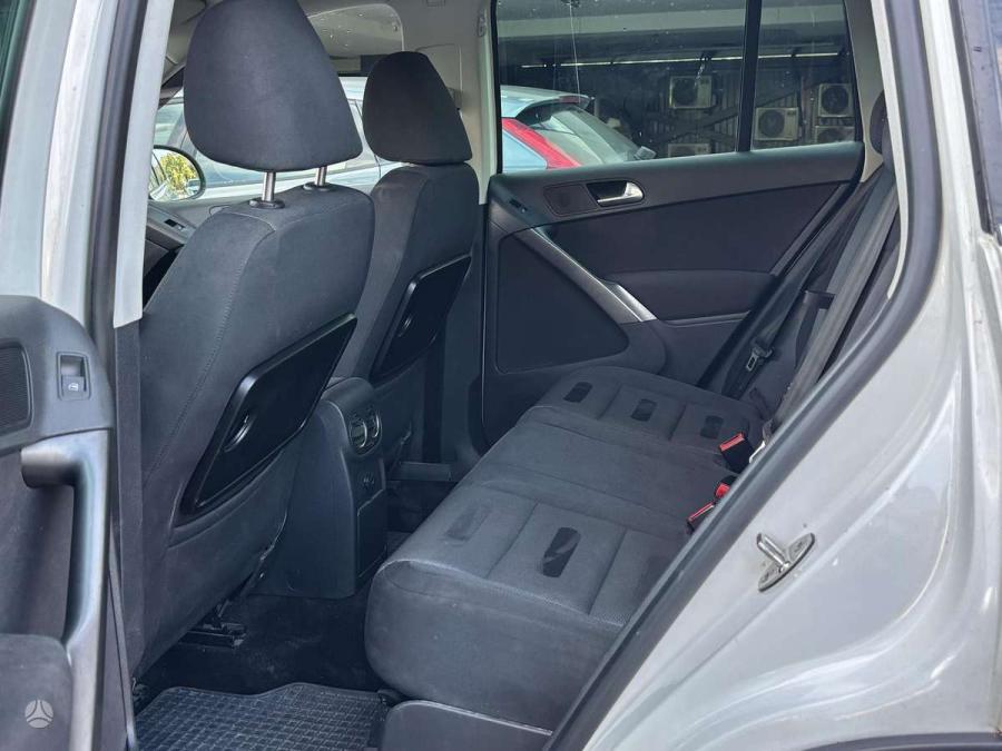 White Volkswagen Tiguan 2009 in Kaunas, with an engine capacity of 1.97 L and mileage of 300 thousand km for 3200 €, photo 21 on AUTOMOTO.COM.LV