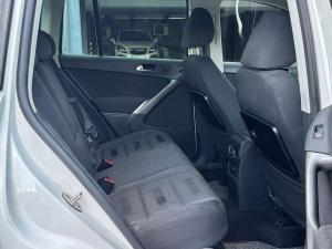 White Volkswagen Tiguan 2009 in Kaunas, with an engine capacity of 1.97 L and mileage of 300 thousand km for 3200 €, photo 22 on AUTOMOTO.COM.LV