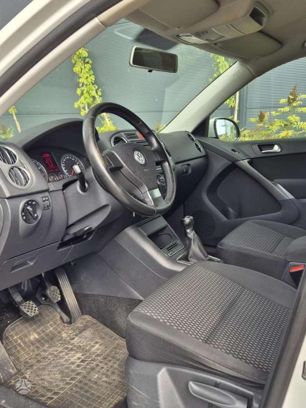 White Volkswagen Tiguan 2009 in Vilnius, with an engine capacity of 1.39 L and mileage of 256 thousand km for 4950 €, photo 8 on AUTOMOTO.COM.LV