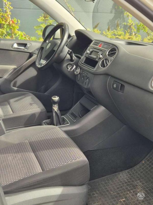 White Volkswagen Tiguan 2009 in Vilnius, with an engine capacity of 1.39 L and mileage of 256 thousand km for 4950 €, photo 10 on AUTOMOTO.COM.LV
