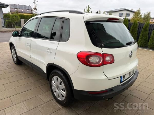 Volkswagen Tiguan 2009 Rīga vietnē Balts Volkswagen Tiguan 2009 Rīga, ar dzinēja tilpumu 2.00 L un nobraukumu 314 tūkst. km par 4650 €, foto 4 vietnē AUTOMOTO.COM.LV