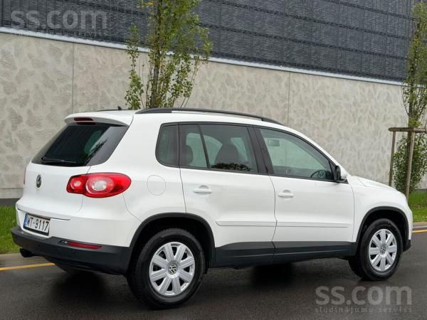 Volkswagen Tiguan 2009 Rīga vietnē Balts Volkswagen Tiguan 2009 Rīga, ar dzinēja tilpumu 2.00 L un nobraukumu 315 tūkst. km par 4650 €, foto 9 vietnē AUTOMOTO.COM.LV