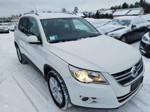 White Volkswagen Tiguan 2010 in Utena, with an engine capacity of 1.97 L and mileage of 177 thousand km for 6200 €, photo 2 on AUTOMOTO.COM.LV