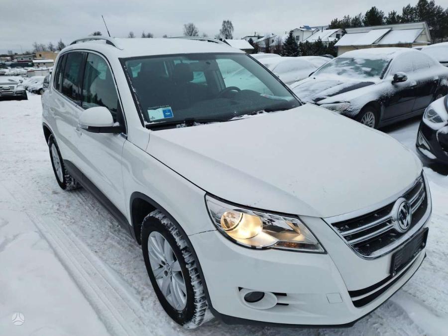 White Volkswagen Tiguan 2010 in Utena, with an engine capacity of 1.97 L and mileage of 177 thousand km for 6200 €, photo 2 on AUTOMOTO.COM.LV