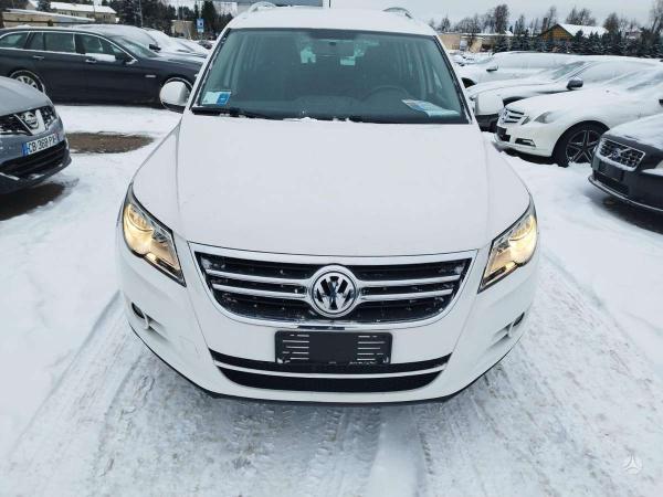 White Volkswagen Tiguan 2010 in Utena, with an engine capacity of 1.97 L and mileage of 177 thousand km for 6200 €, photo 3 on AUTOMOTO.COM.LV
