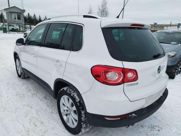 White Volkswagen Tiguan 2010 in Utena, with an engine capacity of 1.97 L and mileage of 177 thousand km for 6200 €, photo 4 on AUTOMOTO.COM.LV