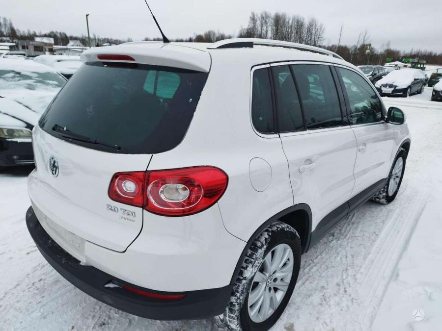 White Volkswagen Tiguan 2010 in Utena, with an engine capacity of 1.97 L and mileage of 177 thousand km for 6200 €, photo 5 on AUTOMOTO.COM.LV