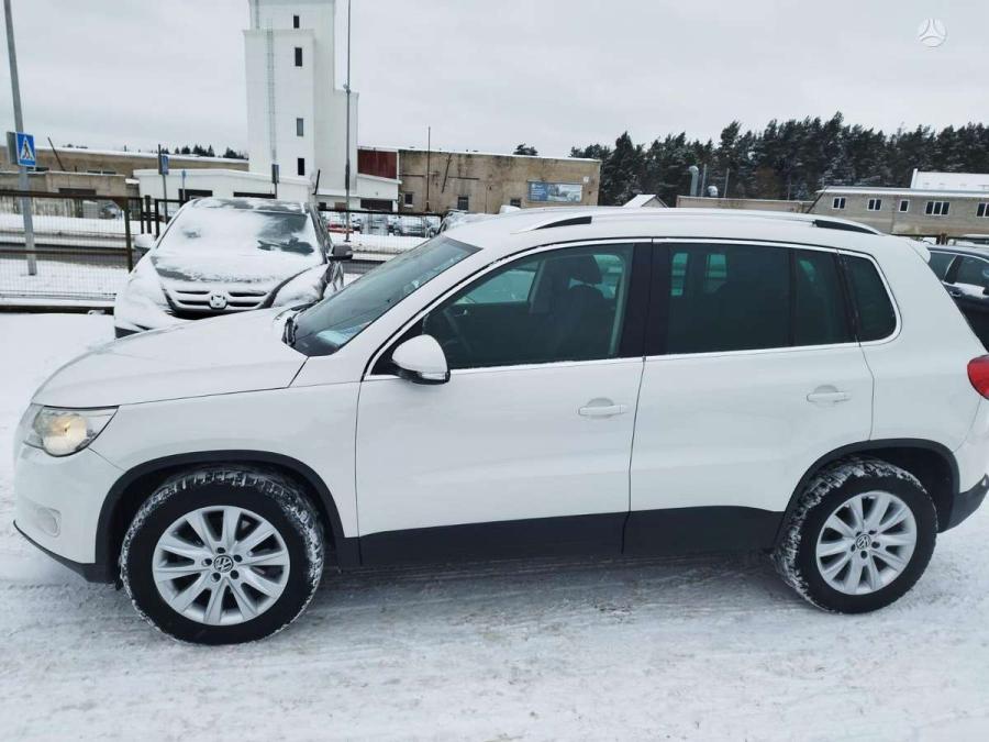 White Volkswagen Tiguan 2010 in Utena, with an engine capacity of 1.97 L and mileage of 177 thousand km for 6200 €, photo 6 on AUTOMOTO.COM.LV