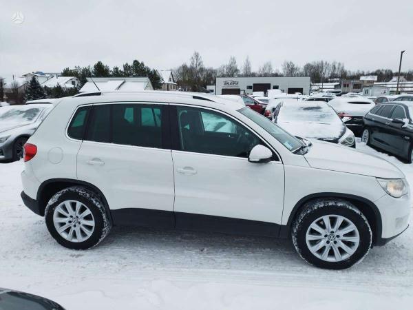 White Volkswagen Tiguan 2010 in Utena, with an engine capacity of 1.97 L and mileage of 177 thousand km for 6200 €, photo 7 on AUTOMOTO.COM.LV
