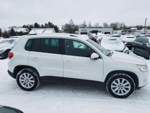 White Volkswagen Tiguan 2010 in Utena, with an engine capacity of 1.97 L and mileage of 177 thousand km for 6200 €, photo 7 on AUTOMOTO.COM.LV