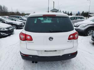 White Volkswagen Tiguan 2010 in Utena, with an engine capacity of 1.97 L and mileage of 177 thousand km for 6200 €, photo 8 on AUTOMOTO.COM.LV