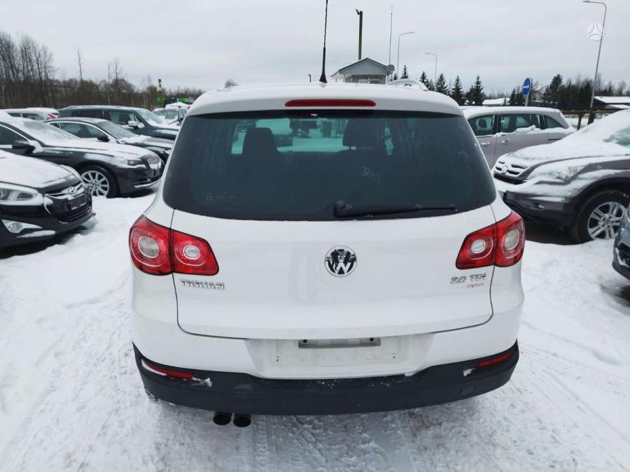 White Volkswagen Tiguan 2010 in Utena, with an engine capacity of 1.97 L and mileage of 177 thousand km for 6200 €, photo 8 on AUTOMOTO.COM.LV