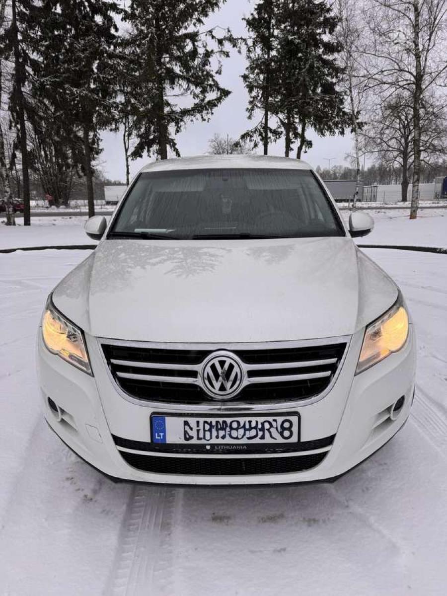 White Volkswagen Tiguan 2010 in Vilnius, with an engine capacity of 1.97 L and mileage of 380 thousand km for 3999 €, photo 1 on AUTOMOTO.COM.LV