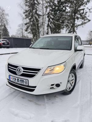 White Volkswagen Tiguan 2010 in Vilnius, with an engine capacity of 1.97 L and mileage of 380 thousand km for 3999 €, photo 2 on AUTOMOTO.COM.LV