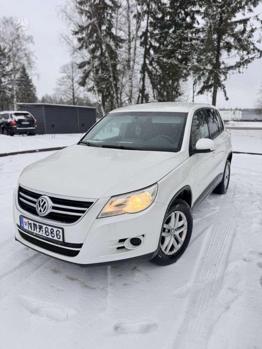 White Volkswagen Tiguan 2010 in Vilnius, with an engine capacity of 1.97 L and mileage of 380 thousand km for 3999 €, photo 3 on AUTOMOTO.COM.LV
