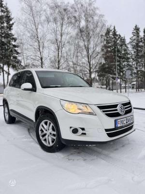 White Volkswagen Tiguan 2010 in Vilnius, with an engine capacity of 1.97 L and mileage of 380 thousand km for 3999 €, photo 4 on AUTOMOTO.COM.LV