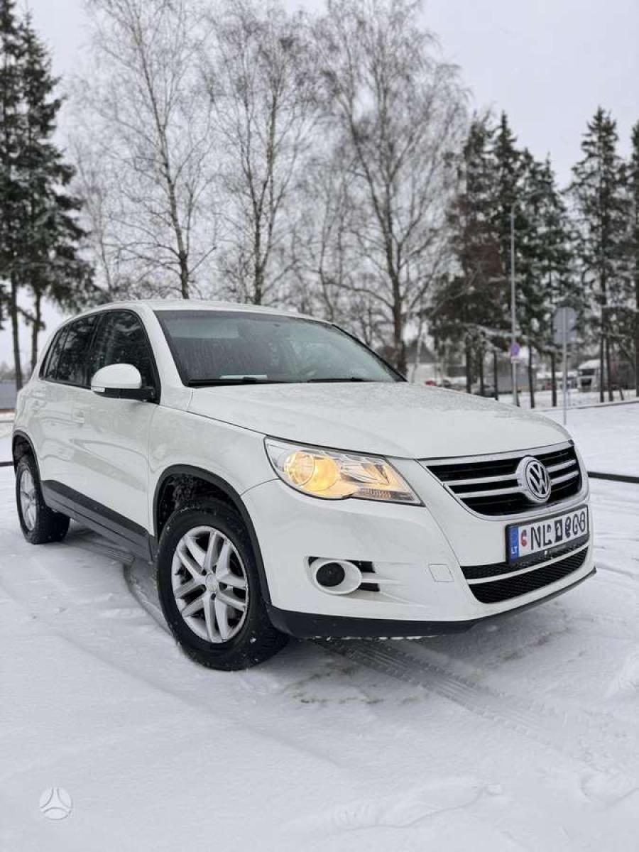 White Volkswagen Tiguan 2010 in Vilnius, with an engine capacity of 1.97 L and mileage of 380 thousand km for 3999 €, photo 4 on AUTOMOTO.COM.LV