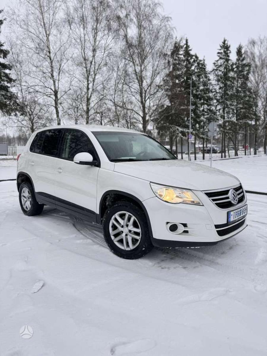 White Volkswagen Tiguan 2010 in Vilnius, with an engine capacity of 1.97 L and mileage of 380 thousand km for 3999 €, photo 5 on AUTOMOTO.COM.LV