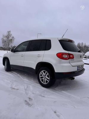 White Volkswagen Tiguan 2010 in Vilnius, with an engine capacity of 1.97 L and mileage of 380 thousand km for 3999 €, photo 6 on AUTOMOTO.COM.LV