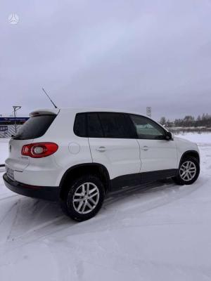 White Volkswagen Tiguan 2010 in Vilnius, with an engine capacity of 1.97 L and mileage of 380 thousand km for 3999 €, photo 7 on AUTOMOTO.COM.LV