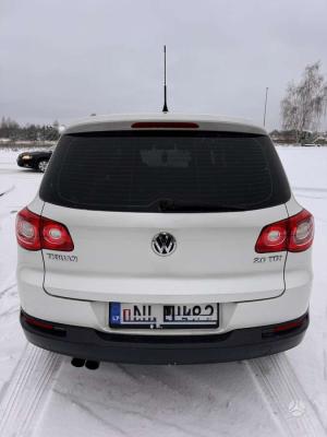 White Volkswagen Tiguan 2010 in Vilnius, with an engine capacity of 1.97 L and mileage of 380 thousand km for 3999 €, photo 8 on AUTOMOTO.COM.LV