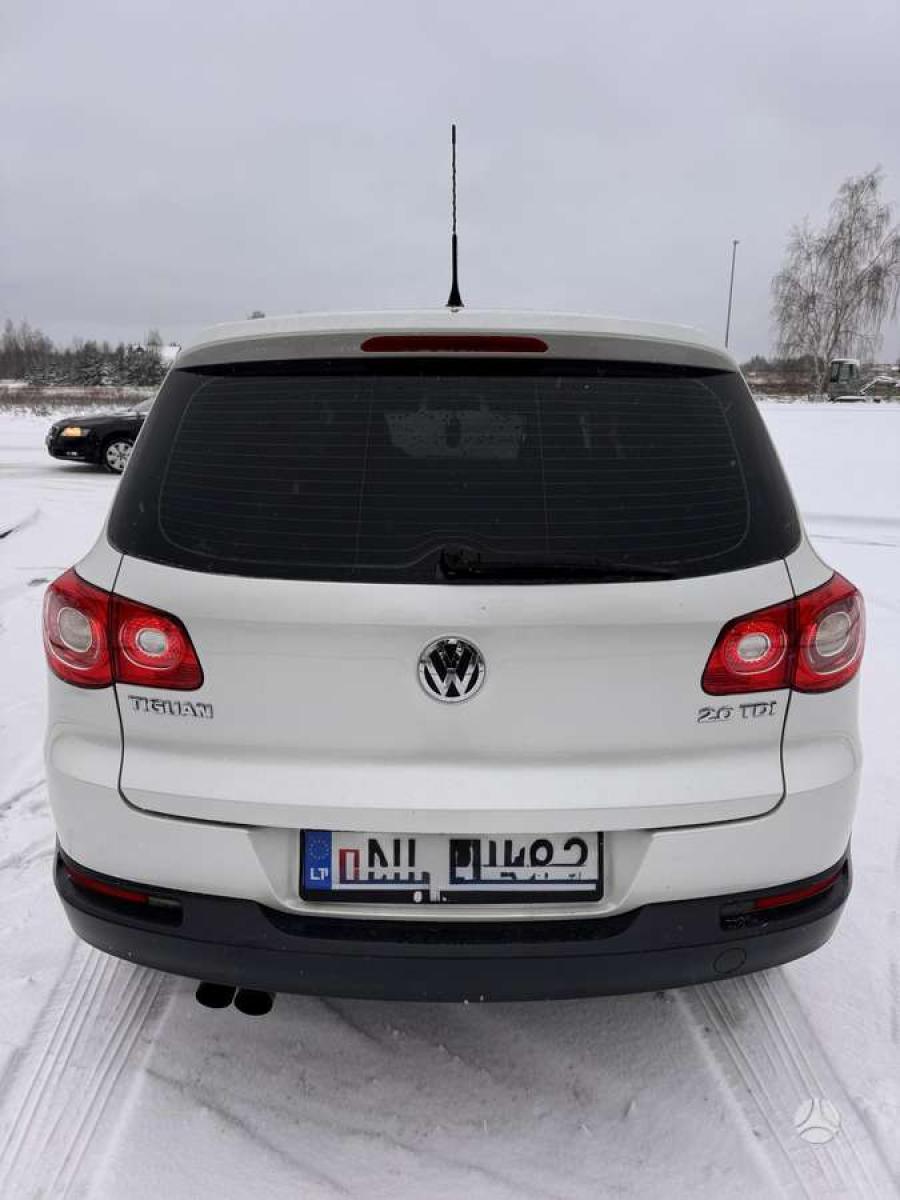 White Volkswagen Tiguan 2010 in Vilnius, with an engine capacity of 1.97 L and mileage of 380 thousand km for 3999 €, photo 8 on AUTOMOTO.COM.LV