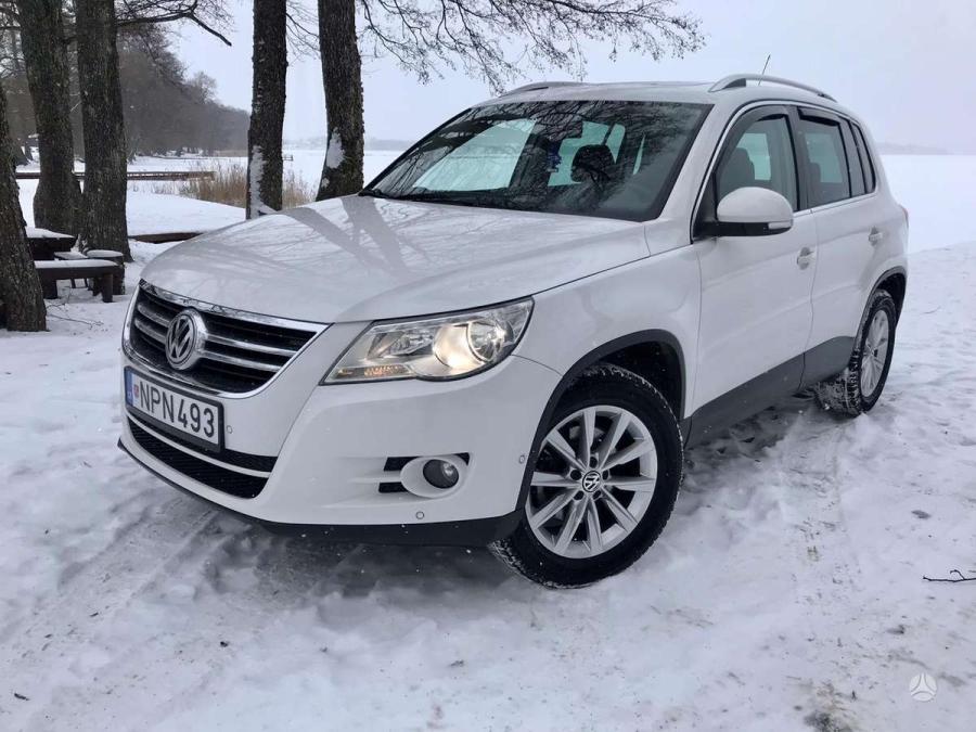 White Volkswagen Tiguan 2010 in Utena, with an engine capacity of 1.97 L and mileage of 298 thousand km for 5650 €, photo 1 on AUTOMOTO.COM.LV